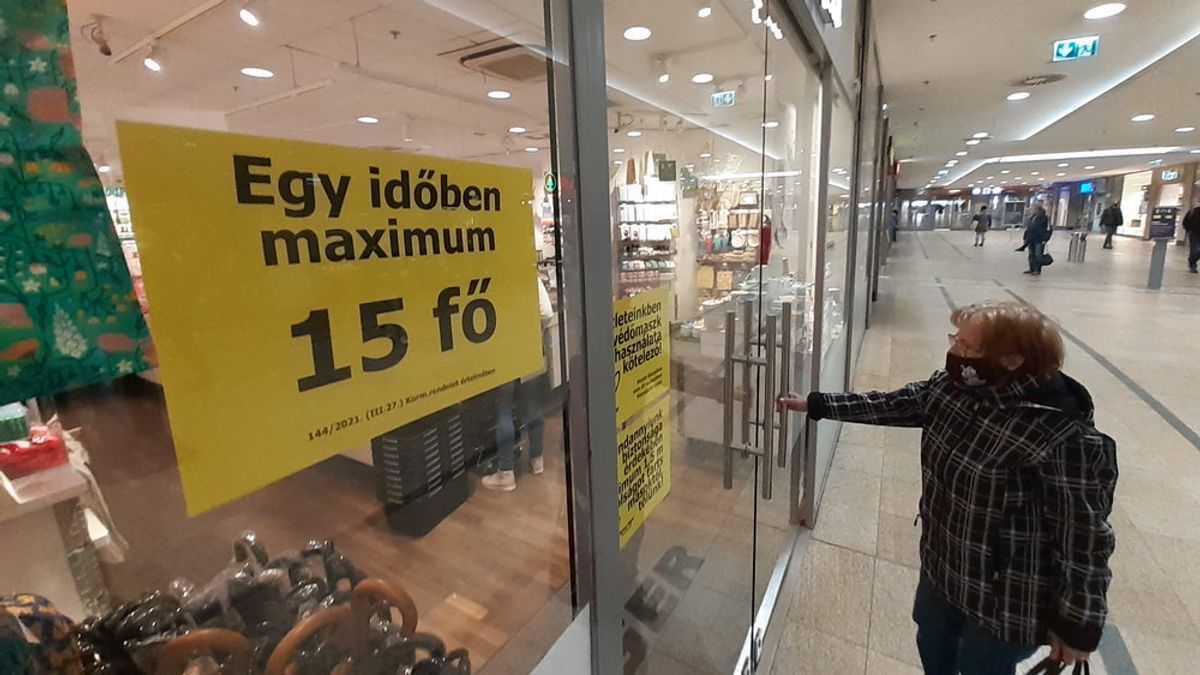 Újranyitás: Ilyen feliratok várják a magyarokat a boltok előtt Újranyitás: Ilyen feliratok várják a magyarokat a boltok előtt