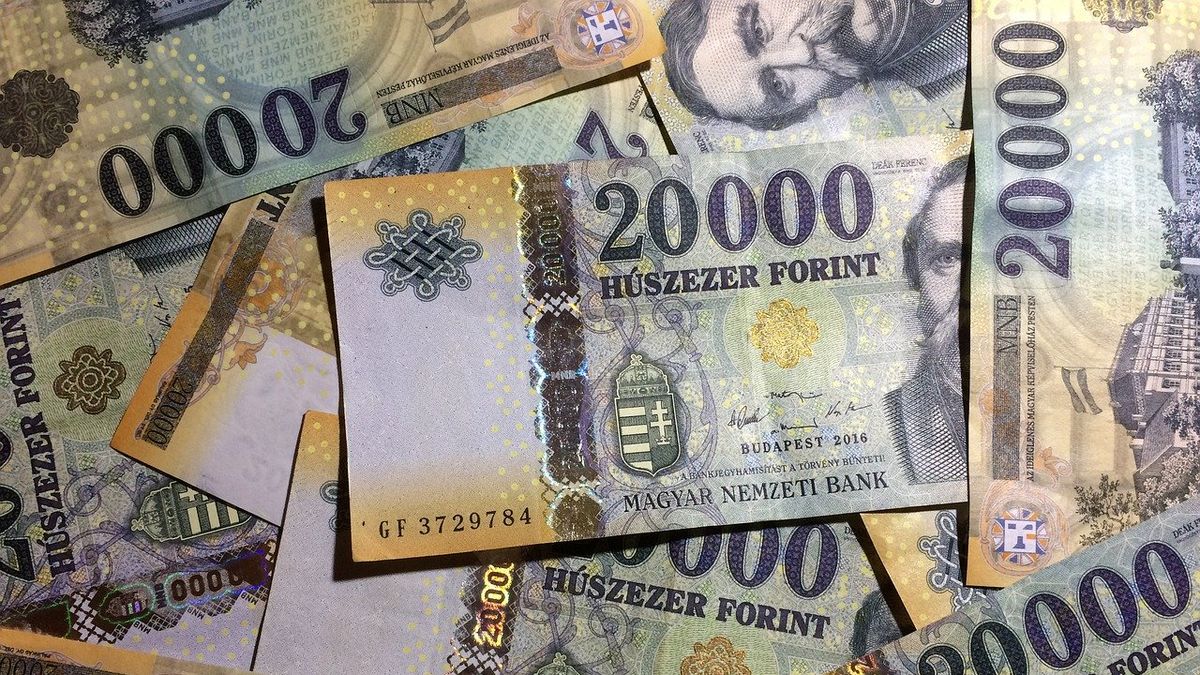 400 Forintos Eur Ripost