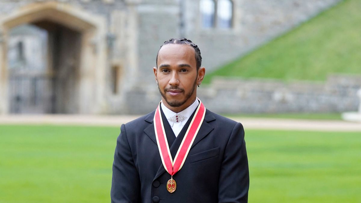 Itt van az első fotó Sir Lewis Hamiltonról, lovag lett a pilóta