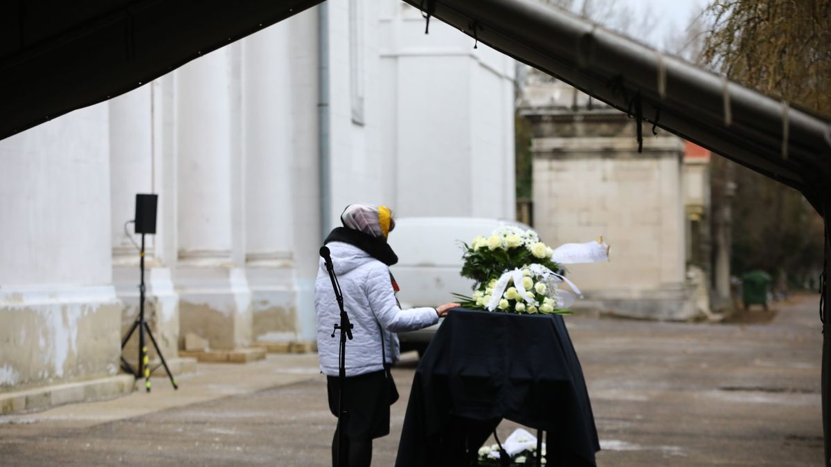 Drámai pillanatok Sas József temetésén: így búcsúzott a humorista felesége