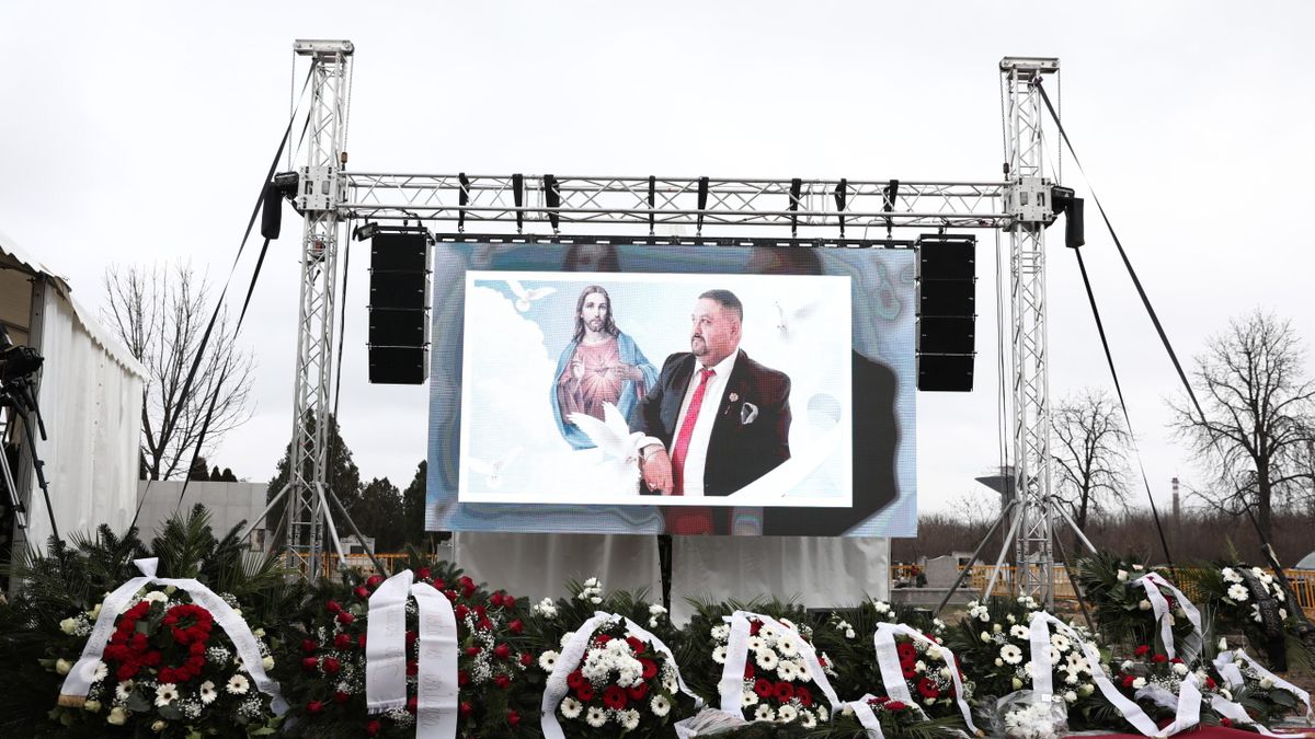 Több százan akarnak bejutni: Elkezdődött Nagy Grófo temetése