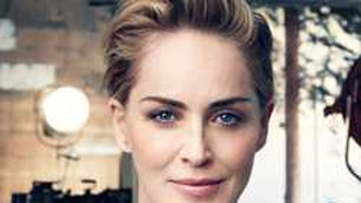 Újabb félpucér fotó került elő a 61 éves Sharon Stone-ról