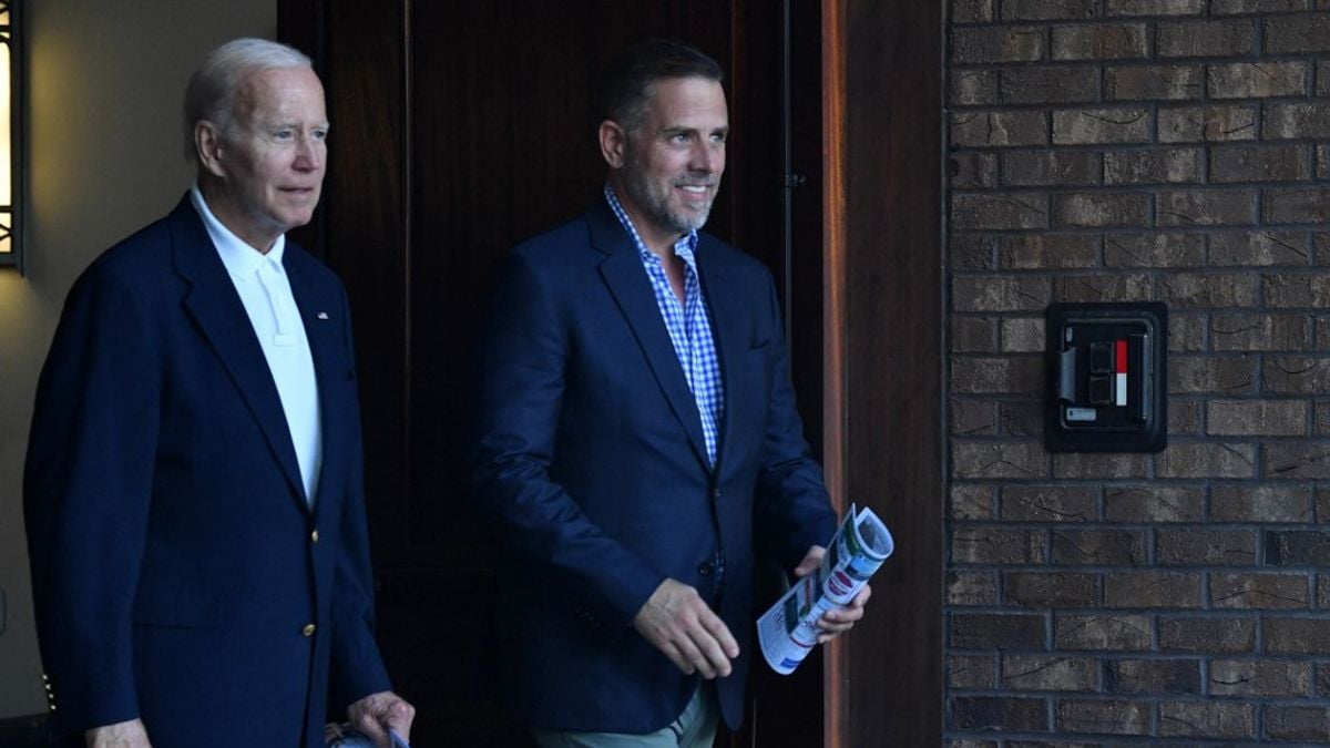 Joe Biden a homokba dugja a fejét - Ripost