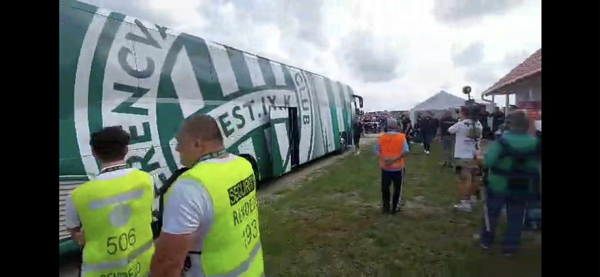 Fradi-busz a tömegben, még sátrat is építettek Szarvaskenden