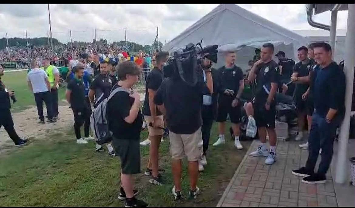 Fradi-busz a tömegben, még sátrat is építettek Szarvaskenden