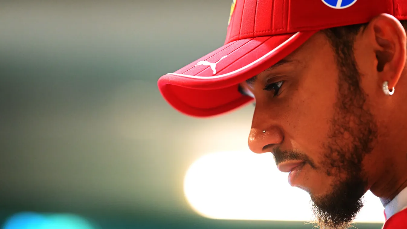 Lewis Hamiltonnak elege lett, váratlan döntést hozott