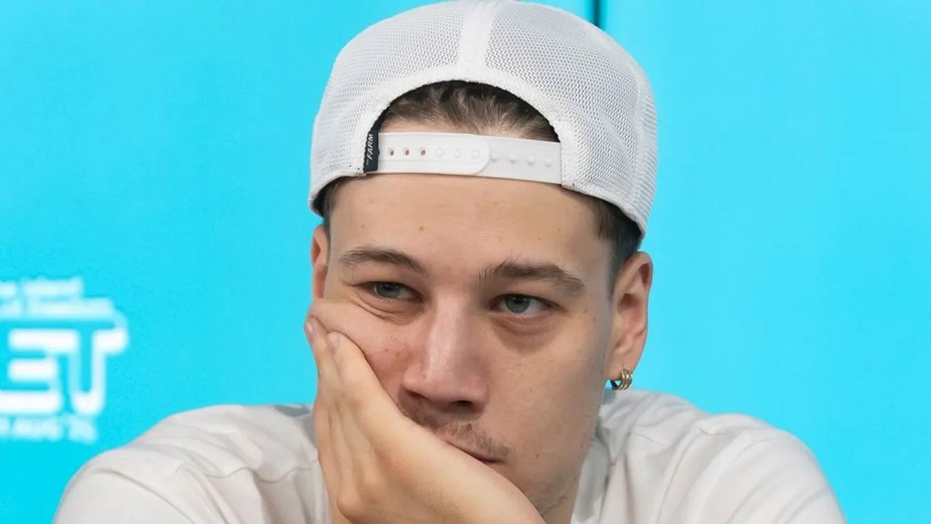 „Ne szívd fel a macskát, tesó” – Áll a bál T. Danny karácsonyi fotója miatt