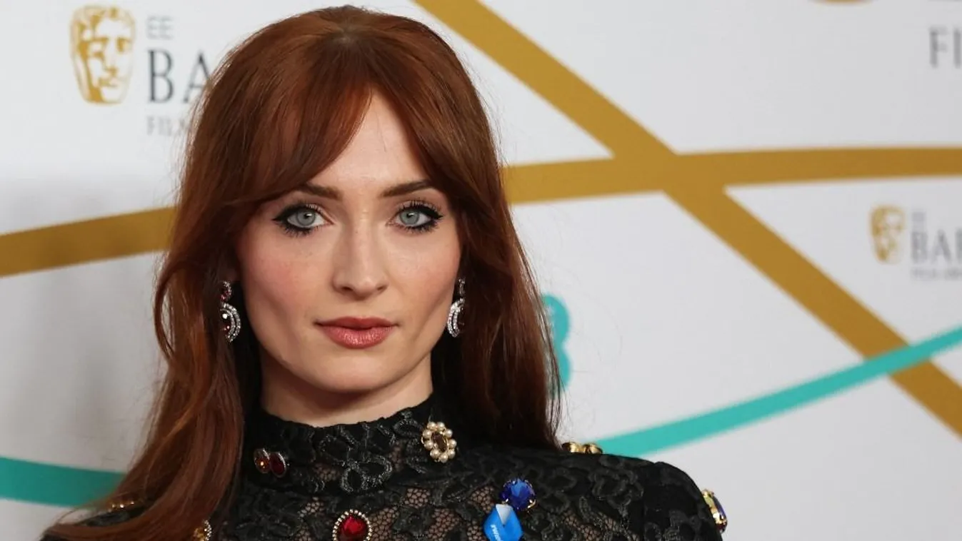 Sophie Turner lesz az új Lara Croft - Hihetetlen fotó került elő a ...