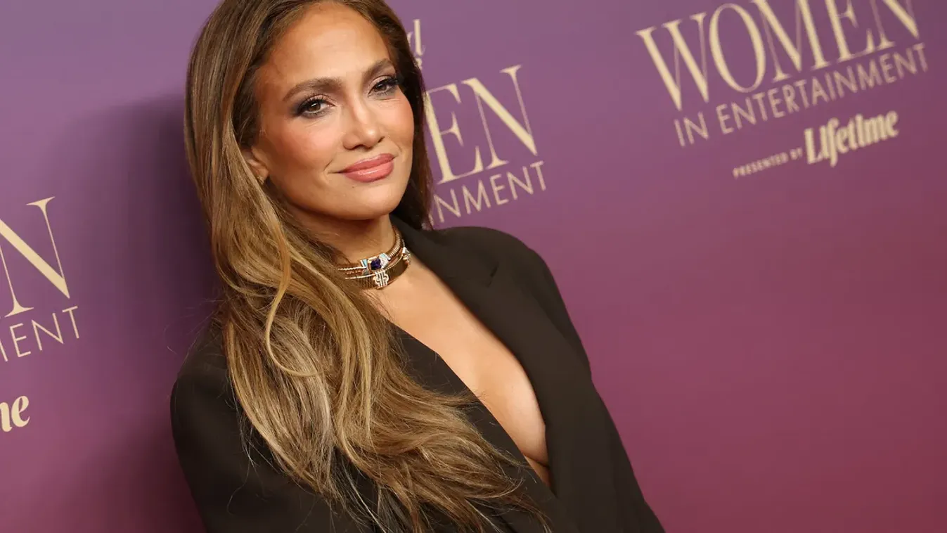 Jennifer Lopez merész szettben mutatta meg hasizmait